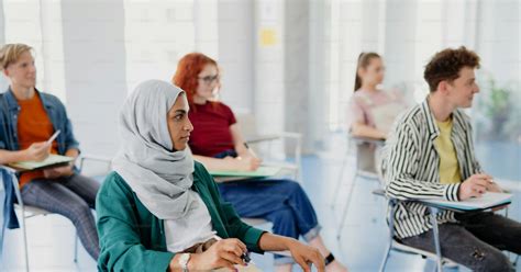 다민족 그룹의 대학생들이 실내 교실에 앉아 공부하고 있는 초상화 사진 Unsplash의 교실 이미지