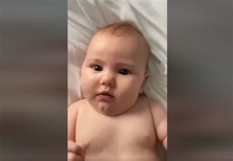 Видео Најслатка реакција на бебе пред доење