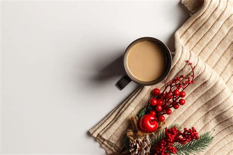 추상적인 가을 구성 다채로운 배경 이미지 가을 겨울 개념 맨 위 보기입니다 플랫 레이 공간을 복사합니다 격자 무늬 말린 잎 흰색 배경에 커피 한 잔 추수 감사절 개념 가을에