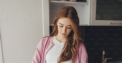 주근깨가 있는 생강 여자는 부엌에서 집에서 천연 오렌지 주스를 짜내고 있다 사진 Unsplash의 건강한 라이프스타일 이미지