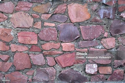 붉은 색의 큰 원시 화강암 돌의 벽 배경 화강암 비 균일 클로즈 업 0명에 대한 스톡 사진 및 기타 이미지 0명 갈색 거친 Istock
