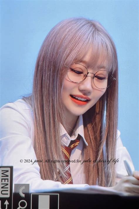 더쿠 어제자 존예인 키오프 쥴리 대면팬싸