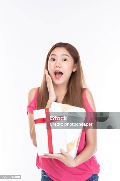 크리스마스 새해 발렌타인 데이 생일 축하 컨셉에 선물 상자를 들고 매력적인 아시아 여성 웃는 행복한 예쁜 소녀의 초상화는 흰색