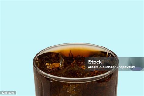 파란색 배경에 고립 된 얼음 조각이있는 탄산음료 한 잔 의 상단을 닫습니다 건강에 해로운 음료 개념 건강 개념 음료 개념 각얼음에 대한 스톡 사진 및 기타 이미지 Istock