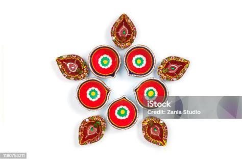 해피 디왈리 디파발리 빛 축제 축제 동안 점토 디야 램프 조명 흰색 배경에 다채로운 전통적인 오일 램프 Diya 텍스트의 공간을 복사합니다 0명에 대한 스톡 사진 및 기타
