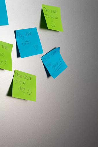 냉장고 문과 손에 테이프로 붙인 미리 알림이 이를 읽기 위해 손에 대한 스톡 사진 및 기타 이미지 손 접착식 메모지 0명 Istock