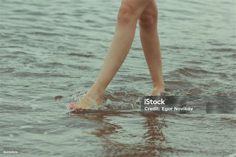 여자 벌 거 벗은 발 여름 해변에서 산책 바다 물과 모래의 해변 여행 컨셉에 산책 개념에 대한 스톡 사진 및 기타 이미지 개념 개념과 주제 걷기 Istock