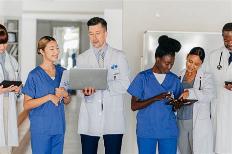 의사 간호사 및 병원에서 노트북 또는 태블릿 실험실 데이터와 만나 연구에서 의학 혁신 아이디어를 얻습니다 다양성 행복한 미소 및 동기 부여 의료 팀워크 계획 의료 지원 20