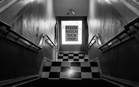 무료 이미지 빛 검정색과 흰색 건축물 화이트 사진술 집 창문 그림자 어둠 검은 단색화 조명 인테리어 디자인 대칭 모양 스크린 샷 흑백 사진