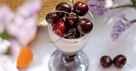 건강 건강식품 계절 과일 과일 그릇 꽃 꽃무늬 농촌의 다이어트 라이프스타일 러스틱 레저 매우 복잡한 미식가 밀짚 모자 밝은 색 보라색 꽃 비건