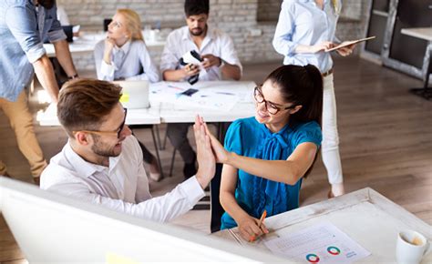 비즈니스 인력 및 디자이너 그룹입니다 그들은 새로운 프로젝트에서 일하고 있습니다 시작 개념입니다 건축가에 대한 스톡 사진 및