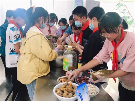 歙县璜田中心学校开展端午节包粽子劳动实践活动 黄山文明网