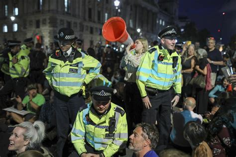 英国女王批准首相暂停议会请求 引民众大规模抗议 搜狐大视野 搜狐新闻
