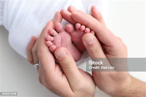 아버지의 손바닥 어머니는 흰색 배경에 신생아의 발을 잡고있다 부모의 손바닥에 신생아의 발 아이의 발가락 발 뒤꿈치와 발의 사진 2명에 대한 스톡 사진 및 기타 이미지