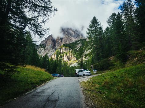 경치 경치가 좋은 공원 관광 광야 구름 구름 위 그림 같은 깃털 나무 녹색 사진 녹지 높이 도로 돌로미테 돌로미티 두부 등산 땅 랜드마크