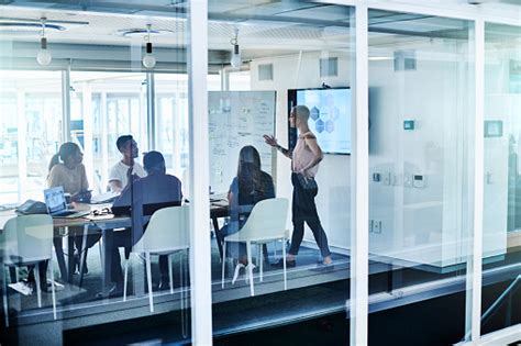 사무실 회의실에서 회의를 하는 젊은 사업가 들의 전체 길이 샷 20 24세에 대한 스톡 사진 및 기타 이미지 20 24세 20 29세 25 29세 Istock