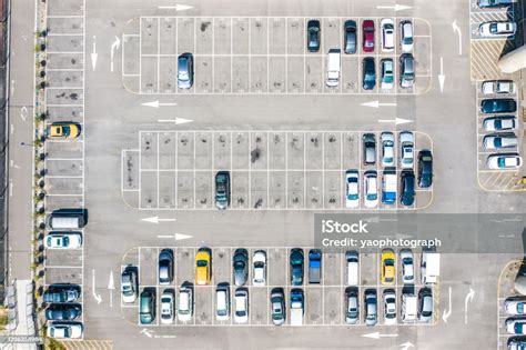 빈 주차장 공중 보기 주차장에 자동차의 많은 다채로운 무디 무인 항공기 촬영 거리에 대한 스톡 사진 및 기타 이미지 거리 건물 외관 건축적 특징 Istock