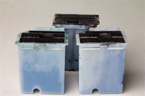 Kotak Penyerap Limbah Tinta Printer Dengan Latar Belakang Putih Foto Stok Unduh Gambar