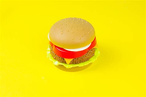 노란색 배경에 플라스틱 햄버거 노란색 배경에 클로즈업 햄버거 장난감 고기에 대한 스톡 사진 및 기타 이미지 고기 굽기 깨