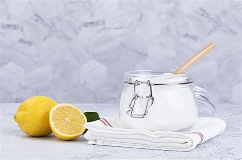 제로웨이스트 레몬과 린넨 천 위에 있는 구연산 가루가 든 유리병과 나무 숟가락 정면 유토이미지 상세페이지 베이직샵 사진 21723650