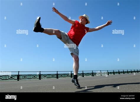 High Kick Dance Stock Foto „side View Of Young Funky Female Dancer