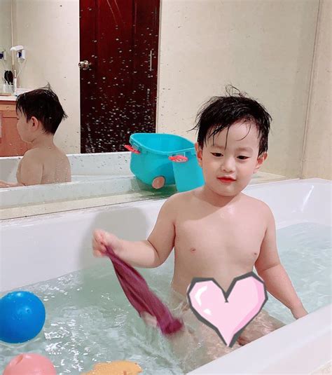 Con trai tuổi hỏi Mẹ tắm cùng con không vợ cũ Việt Anh trả lời ai cũng khen