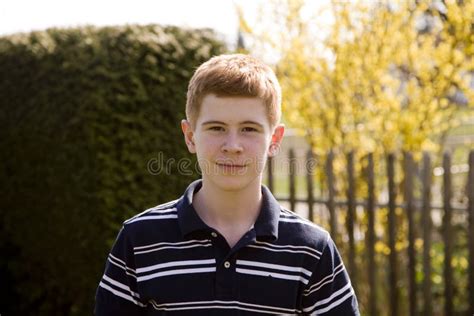 Junger Roter Behaarter Junge Stockfoto Bild Von Gesichter Porträt