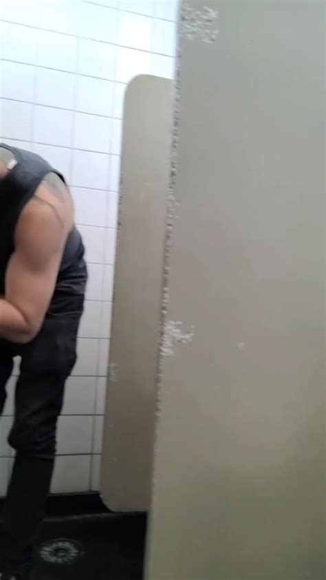 Pegação Boa Entre Twinks No Banheiro