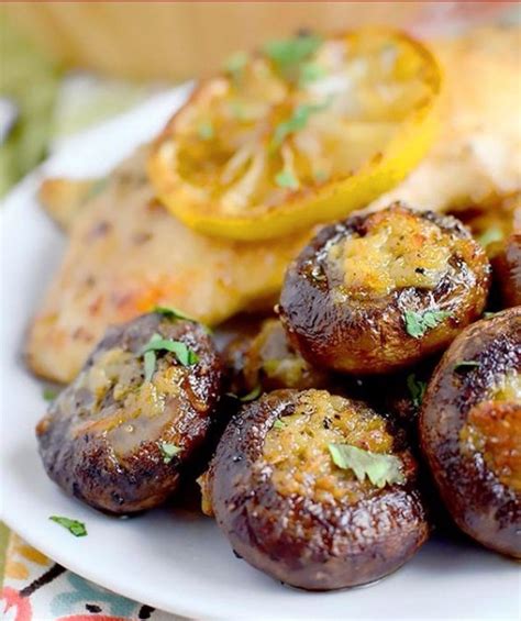 შამპინიონის ქუდები პიტნის პესტოს შიგთავსით