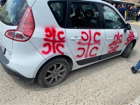 Serbët Shpojnë Gomat E Veturave Të Mediave Kosovare Në Veri Alsat