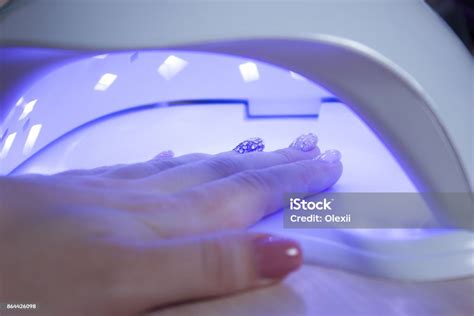 뷰티 살롱에서 여자의 손으로 연마 하는 젤을 건조 전문 자외선 손톱 매니큐어 램프 건조한에 대한 스톡 사진 및 기타 이미지 건조한 매니큐어 미용술 보살핌 Istock