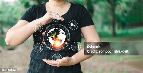 여성은 에너지를 절약하고 지구 온난화 기후 변화 생태 친화적 투자 Esg 환경 사회 거버넌스 녹색 비즈니스 혁신 및 지속 가능한