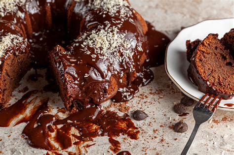 장식에 코코넛 파쇄와 미식 라운드 초콜릿 케이크의 각진 측면 보기 갈기갈기 찢어진에 대한 스톡 사진 및 기타 이미지 갈기갈기 찢어진 갈색 건강한 생활방식 Istock