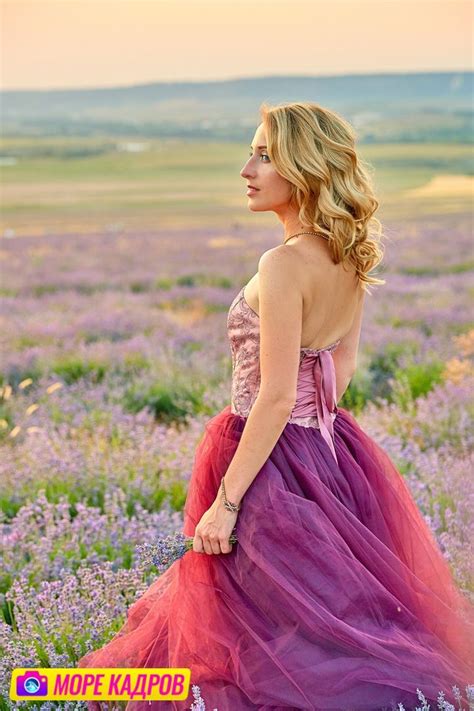 Чудесная фотосессия на лавандовом поле для очаровательной девушки в