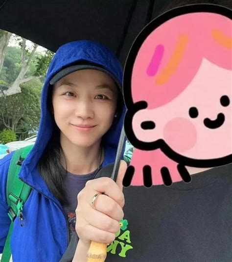 45岁汤唯在西湖淋雨回家，绿包蓝衣，与路人亲切合影，素颜美极了