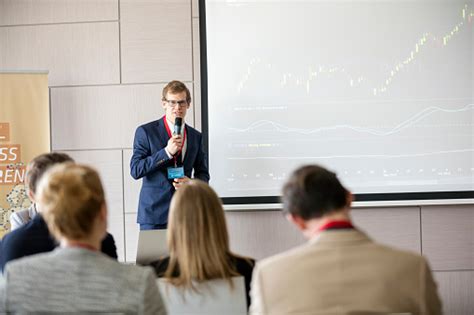 컨벤션 센터 세미나홀에서 프레젠테이션을 하는 자신감 넘치는 사업가 마이크에 대한 스톡 사진 및 기타 이미지 마이크 세미나 쥠 Istock