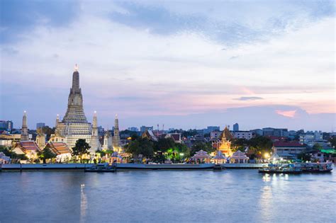 방콕 태국의 석양에 와트 아 룬 사원 와트 아 룬 방콕의 방콕 야이 지구의 불교 사원입니다 태국 왓 아 룬은 태국의 랜드마크 중 가장 잘 알려진 중 하나입니다 0명에 대한