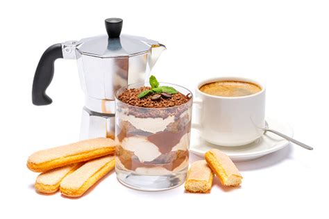 클리핑 패스와 흰색 배경에 고립 된 커피 한잔과 컵에 블루베리와 클래식 티라미수 디저트 레스토랑에 대한 스톡 사진 및 기타 이미지 레스토랑 로맨스 마스카포네 치즈