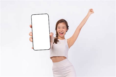 빈 화면 흰색 배경에 격리된 광고 배너를 위한 흰색 화면 빈 복사 공간을 보여주는 아름다운 아시아 젊은 여성 25 29세에 대한 스톡 사진 및 기타 이미지 Istock