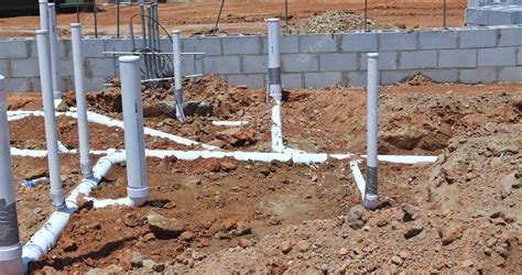 Colocação De Tubos De Plástico Pvc No Solo Durante O Canteiro De Obras