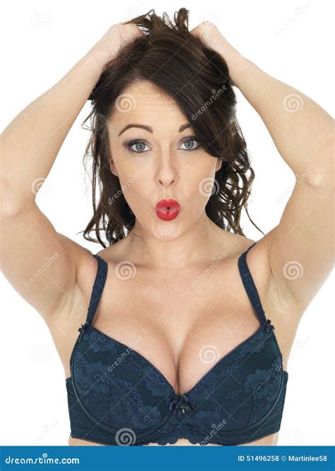 Sexy Junge Frau Die Im Bh Und In Den Strumpfhosen Aufwirft Stockfoto Bild Von Aufwerfung