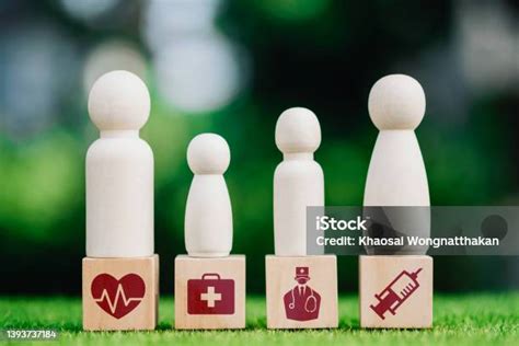 녹색 흐릿한 배경에 복사 공간이있는 아이콘 의료 의료 기능이있는 나무 블록 의료 및 의료 보험 개념 보험에 대한 스톡 사진 및 기타 이미지 Istock