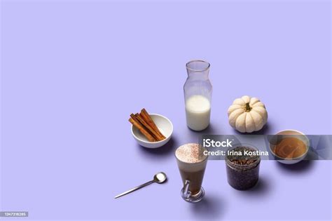 호박 향신료 라떼와 보라색 배경에 성분과 텍스트 복사 공간 할로윈과 추수 감사절 구성 0명에 대한 스톡 사진 및 기타 이미지 0명 가을 거품 내기 Istock