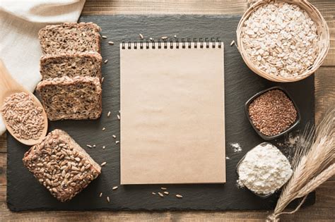 재료 밀가루 밀 빵 호 밀 빵의 제조 법에 대 한 빈 빈 블랙에 주위 아마 씨앗 요리 슬레이트 최고 보기 및 복사 공간입니다 0명에 대한 스톡 사진 및 기타 이미지 Istock