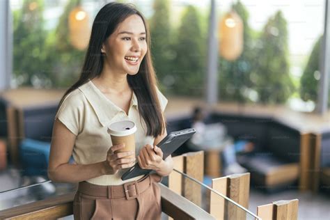 캐주얼 휴식 아시아 여성 프로그램 코딩 디지털 Momad 라이프 스타일 손 잡고 태블릿과 커피 컵 미소 쾌활한 평화로운 느낌