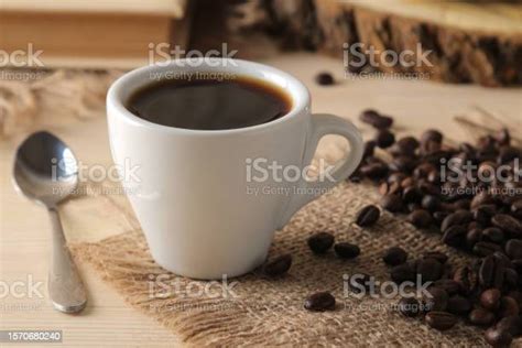 하얀 컵에 담긴 커피와 천연 나무 테이블에 볶은 커피 알갱이 로부스타 아라비카 가방에 대한 스톡 사진 및 기타 이미지 가방 갈색 검은색 Istock