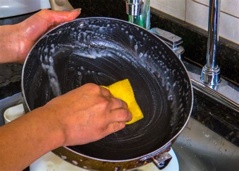 Реально очищає сковорідку від нагару несподіваний домашній засіб з підручних інгредієнтів