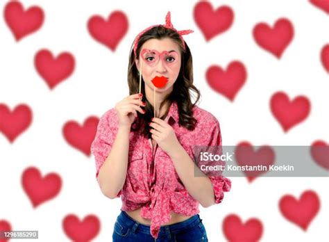 빨간 하트가 있는 종이 입술과 안경을 좋아하는 젊은 여성 사랑과 발렌타인 데이 컨셉 30 34세에 대한 스톡 사진 및 기타 이미지 30 34세 갈색 머리 감정