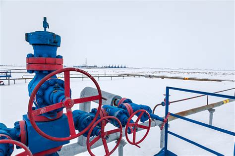 가스 우물 탐사 가스 석유 가스 산업 그룹 웰 헤드 및 밸브 전기자 가스 생산 공정 산업에 대한 스톡 사진 및 기타 이미지