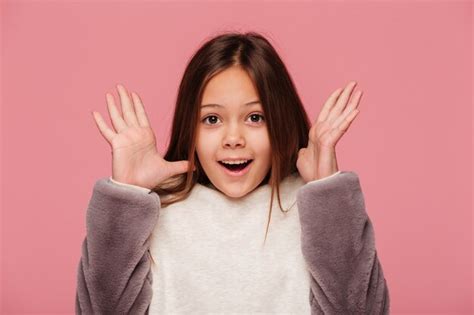 Счастливая девушка с поднятыми руками Бесплатно Фото